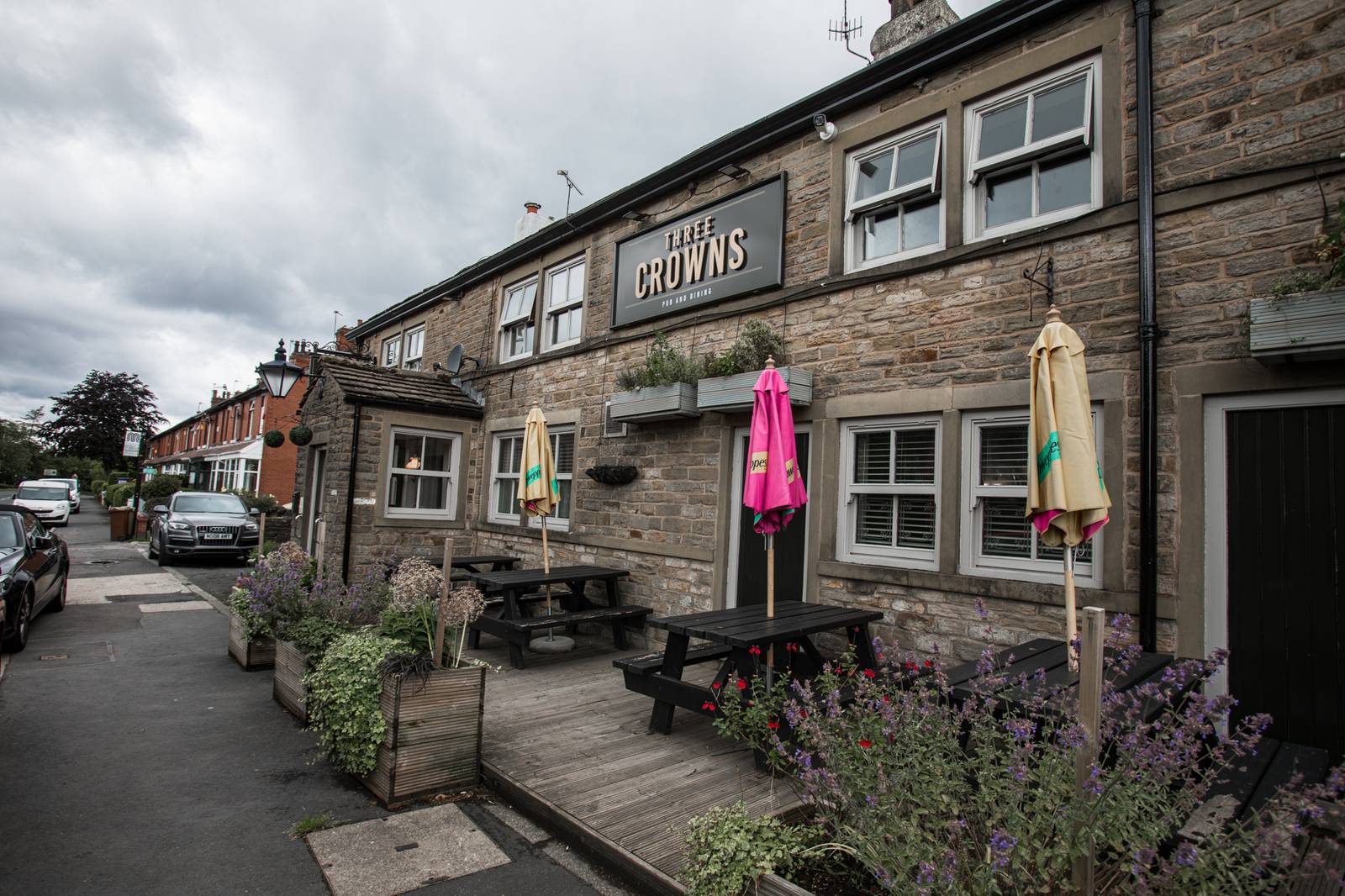 Three Crowns Oldham, Scouthead - Stonegate Pub Partners - Find a Pub