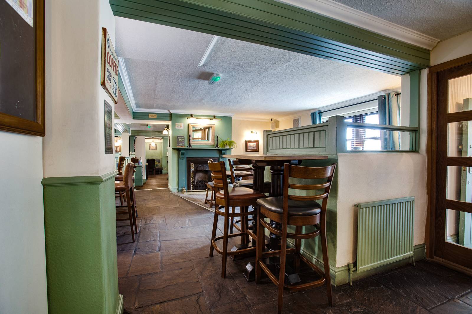 Three Crowns Oldham, Scouthead - Stonegate Pub Partners - Find a Pub